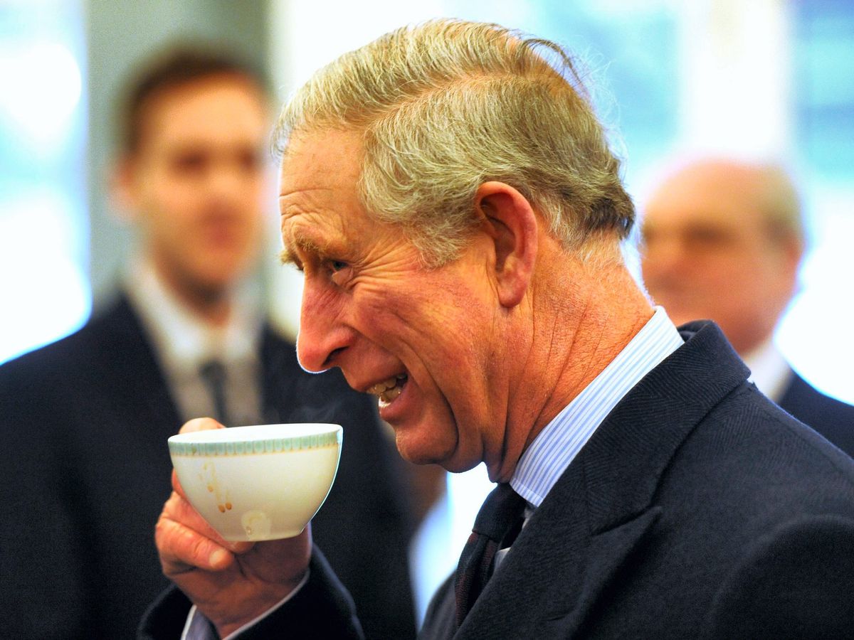 Băutura pe care regele Charles o consumă în fiecare zi. Așa se menține ...