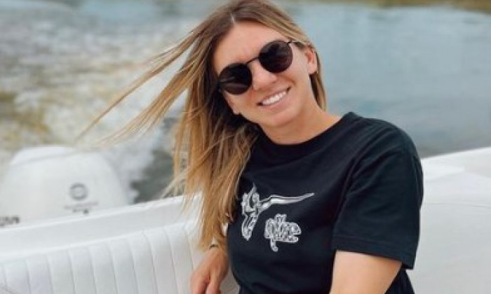 Ipostază rară cu Simona Halep în costum de baie minuscul. Decolteul a ... Ipostază rară cu Simona Halep în costum de baie minuscul. Decolteul a ...